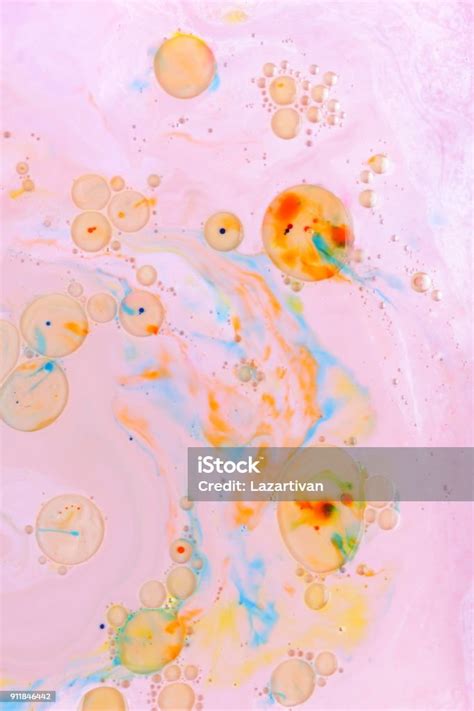 기름과 액체에 추상적인 색된 배경 분홍색 배경 우주 홀로그램 패턴 Minimalism 여러 오일 상품 팝 아트 디자이너 미술에