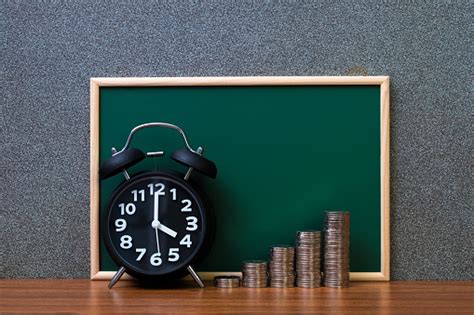 알람 시계와 작업 테이블 복사 공간에 빈 녹색 칠판과 동전 더미의 단계 텍스트 통지 뭔가 추가 저축 돈 개념에 대 한 시간 개념에 대한 스톡 사진 및 기타 이미지 Istock