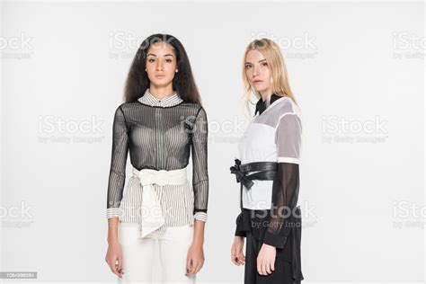 세련 된 검은색과 흰색 옷을 흰색 절연 카메라 보고 아름 다운 다문화 여성 갈색 머리에 대한 스톡 사진 및 기타 이미지 갈색 머리 개념 금발 머리 Istock