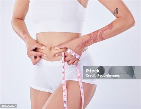 흰색 배경에 대한 그녀의 허리를 측정 인식 할 수없는 여자의 스튜디오 샷 25 29세에 대한 스톡 사진 및 기타 이미지 25 29세 건강한 생활방식 남아프리카공화국