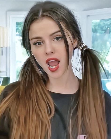 Selena Gomez Scrolller