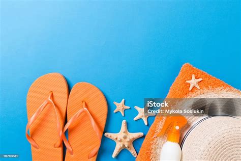 여름 해변 플랫 레이 액세서리입니다 선스크린 병 크림 밀짚 모자 플립 플롭 수건과 색깔배경에 조개 복사 공간이 있는 여행 휴가 컨셉 개념에 대한 스톡 사진 및 기타 이미지