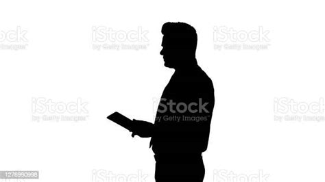 걷는 동안 태블릿을 사용하는 실루엣 우아한 젊은 사업가 거리에 대한 스톡 벡터 아트 및 기타 이미지 거리 걷기 기업 비즈니스 Istock