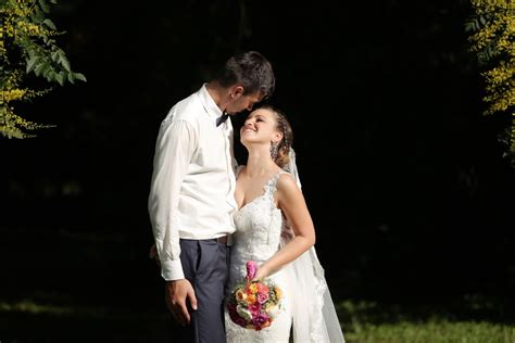 무료 사진 웨딩 드레스 신부 신랑 그림자 미소 숲 포옹 커플 드레스 사랑