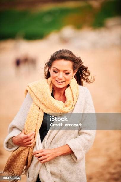 가을 날 뉴퀘이 콘월 주 피스트랄 비치를 따라 걷는 똑똑한 따뜻한 옷을 입은 여성 30 39세에 대한 스톡 사진 및 기타 이미지 30 39세 가을 갈색 머리 Istock