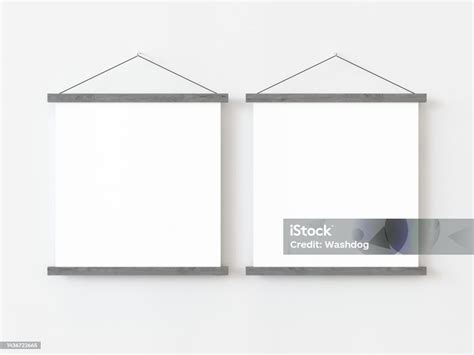 빈 방의 흰 벽에 회색 나무 테두리가 걸려 있는 두 개의 정사각형 롤업 포스터 모형 흰색 배경에 격리된 롤업 포스터 모형 템플릿입니다 3d 그림 공란에 대한 스톡 사진 및