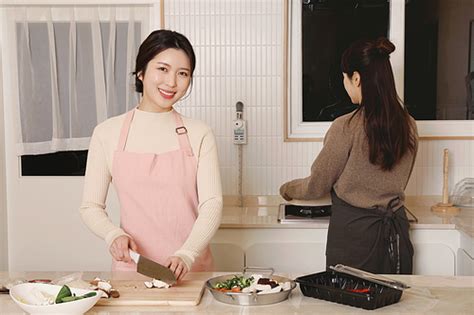 유토이미지 겨울실내일상밀키트 재료로 음식만드는 사진