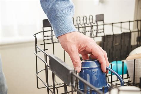 식기 세척기에서 깨끗한 접시를 제거하는 식별 할 수없는 남성 50 59세에 대한 스톡 사진 및 기타 이미지 50 59세 가사 집안일 가전제품 Istock