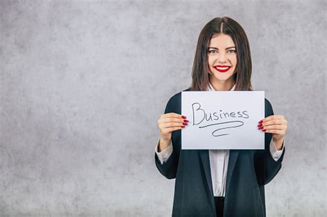 검은 양복을 입은 사업가가 클립보드를 손에 들고 미소를 짓고 있다 비즈니스라는 단어는 종이에 기록됩니다 가득 찬에 대한 스톡 사진 및 기타 이미지 Istock