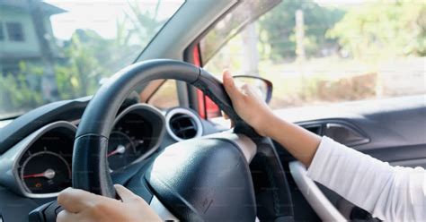 차를 운전하는 여성 손 운전자의 자른 샷 사진 Unsplash의 운전사 직업 이미지