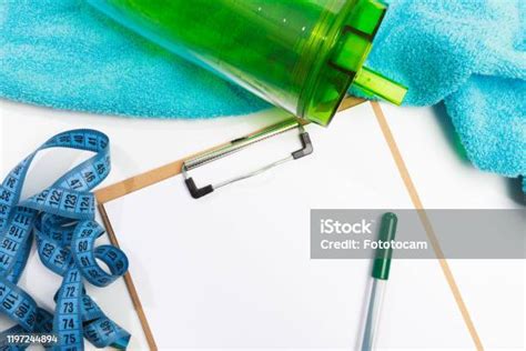 건강한 식사 계획 다이어트 또는 피트니스 계획 흰색 배경에 테이프를 측정 클립 보드에 빈 백서 목표 또는 목표 메뉴 또는 메시지를 설정하는 메시지를 작성 0명에 대한 스톡