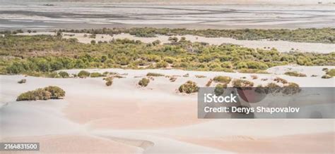 타지키스탄의 파미르 고속도로에 있는 티엔 샨 산의 모래 언덕과 모래 사막 산의 바위 봉우리와 와칸 계곡의 판즈 강 배경에 대한 산 풍경 0명에 대한 스톡 사진 및 기타