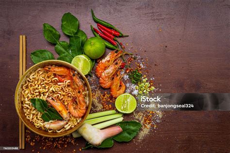 새우와 코코넛 밀크와 맛있는 말레이시아 수프 톰 얌 쿵 새우 수프와 주위에 장식 허브 재료 태국 음식 인기있는 태국 수프 톰 얌