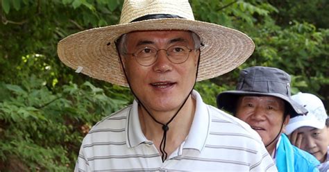 문재인 밀짚모자 쓰고 산행