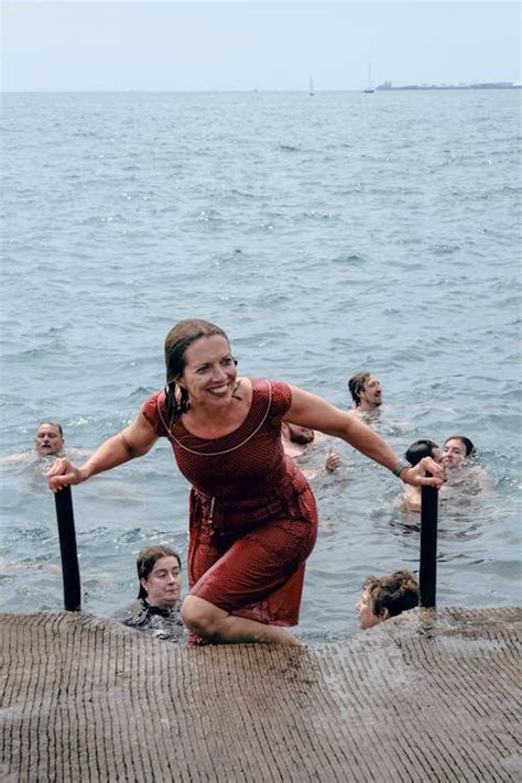 집 밖의 감정 강가 그룹 낮 느긋한 단란함 레저 레크리에이션 모임 모험 목욕 물 물을 튀기다 미소 미소 짓는 바다 바다의 부두 사교적인