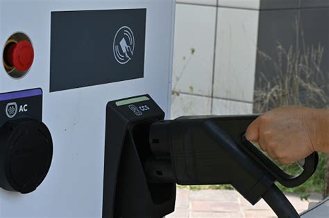 전기 자동차 및 배터리로 구동되는 차량의 충전은 Dc 충전 커넥터 또는 플러그 Ccs 2 유형으로 이루어집니다 교통수단에 대한 스톡 사진 및 기타 이미지 Istock