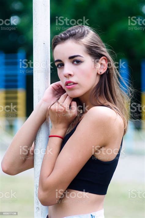 세련 된 여 자가 밖에 서 화창한 날씨에 귀여운 초상화 이다 20 29세에 대한 스톡 사진 및 기타 이미지 20 29세 갈색 머리 관능 Istock