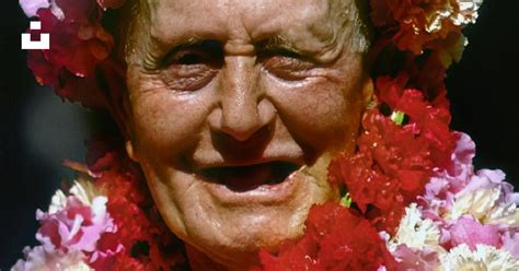 머리에 꽃 왕관을 쓴 남자 사진 Unsplash의 무료 호놀룰루 이미지