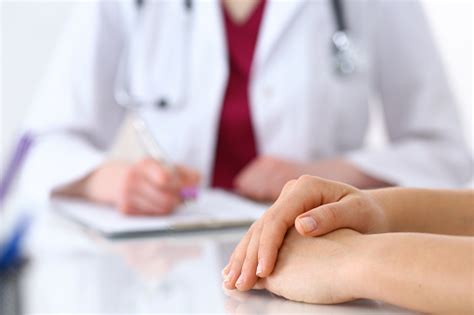 여성 의사가 환자를 상담 하는 동안 응용 프로그램 양식을 작성 그냥 손 의학 및 건강 관리 Concep 건강관리와 의술에 대한 스톡 사진 및 기타 이미지 Istock