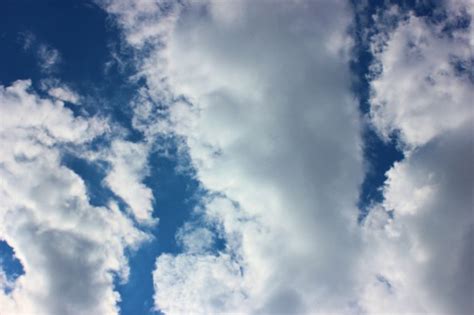 하얀 구름과 아름다운 푸른 하늘 배경 푸른 하늘에 공기 구름 공중에 푸른 배경 텍스트 디자인 패션 에이전시 웹 사이트 블로거 출판물에 대한 추상적 인 스타일 0명에 대한