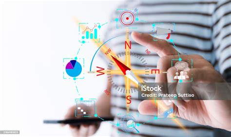 항행을 위한 나침반 최고 목표를 달성하기 위한 사업 전략의 방향 인사 통제 일정 수립 및 홍보 남자는 성공을 안내하는 가상 나침반을 들고 있습니다 Work Accident에