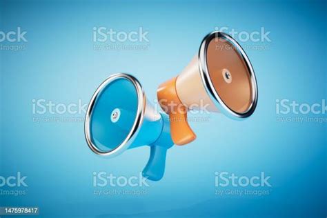 중요한 정보를 발표하는 방법 파란색 배경에 여러 가지 빛깔의 확성기 3d 렌더링 관악기에 대한 스톡 사진 및 기타 이미지 관악기 광고 말하기 Istock