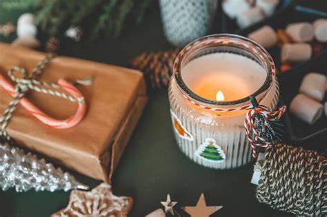 녹색 배경에 사탕 지팡이 불을 붙인 양초 차 펼쳐진 책 솔방울 마시멜로 상록 가지로 포장된 선물을 특징으로 하는 아늑한 크리스마스 설정 선물 상자에 대한 스톡 사진 및 기타