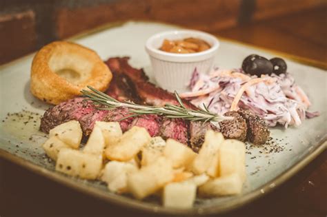 여름 로스트 디너 호주 풀을 먹인 측면 스테이크 쇠고기 베이컨 구운 콩 콜슬로 붉은 감자 샐러드 요크셔 푸딩 후추 소스 0명에 대한 스톡 사진 및 기타 이미지 Istock