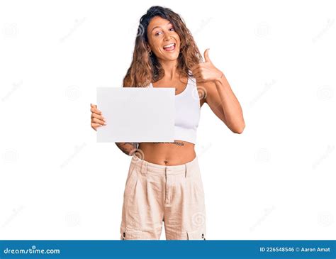 Jeune Femme Hispanique Avec Tatouage Tenant Du Papier Vierge Souriant