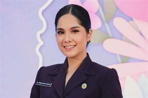 Pesona Anggun Berkelas Annisa Pohan Saat Tampil Dalam Balutan Kain Ulos