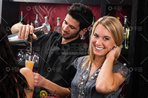 迷人的高清图片 鸡尾酒会上迷人的金发女郎微笑着 鸡尾酒会上迷人的金发女郎微笑着图片免费下载 5106502831 千图网pro
