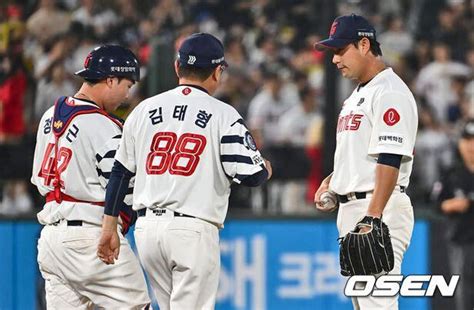 사진 9회 직접 마운드 오른 김태형 감독