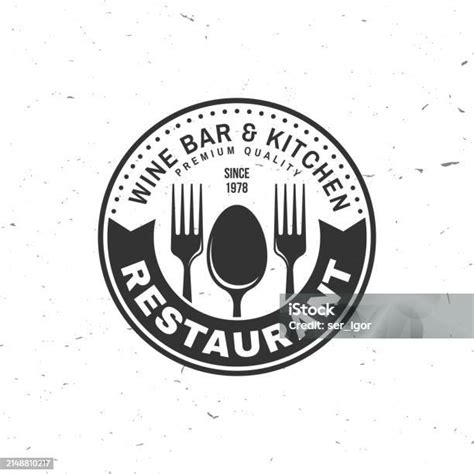 로얄 레스토랑 상점 메뉴 로고 벡터 일러스트 레이 션 로고타입 라벨 접시 포크 숟가락이 있는 배지를 위한 빈티지 그래픽 디자인 요리 메뉴 레스토랑 또는 카페에 대한 요리