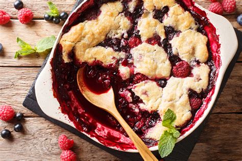 건포도 나무 딸기와 블루베리 민트로 장식 베리 파이 닫습니다 최고 수평 뷰 0명에 대한 스톡 사진 및 기타 이미지 0명 건강한 식생활 검은색 Istock