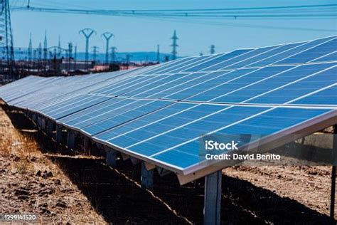 태양 전지 패널 전기를 생산하는 태양광 패널 깨끗하고 지속 가능하며 재생 가능한 에너지가 확보됩니다 0명에 대한 스톡 사진 및