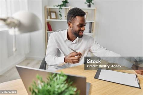 남자 편물 휴대용 퍼스널 컴퓨터 학생 프리랜서 교육 온라인 일 아프리카 사람 사무실 미국사람 컴퓨터 20 24세에 대한 스톡 사진 및 기타 이미지 Istock
