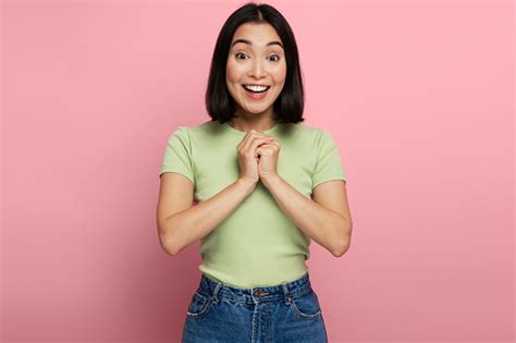 놀란 표정으로 입을 벌리고 카메라를 바라보는 놀란 여자 20 24세에 대한 스톡 사진 및 기타 이미지 20 24세 감정