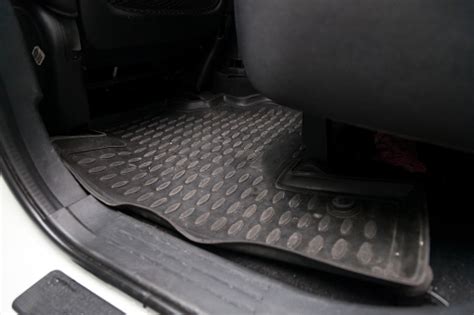 드라이 클리닝 전에 세부 차량을 위해 작업장에서 뒷좌석 아래에 검은 색 고무의 깨끗한 자동차 바닥 매트 자동차 서비스 산업 세단의 인테리어 가을에 대한 스톡 사진 및 기타