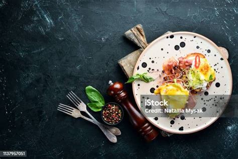 베이컨 계란 및 칠리 페 퍼와 샌드위치 아침 식사 접시에 평면도 평면 레이 구성 무료 복사 공간 고기에 대한 스톡 사진 및 기타 이미지 Istock