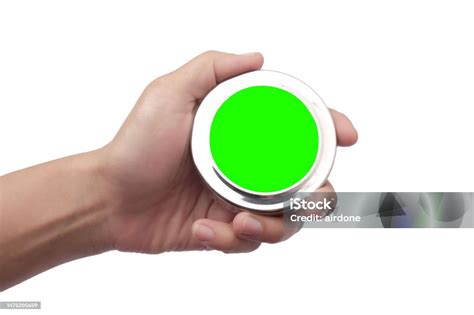 복사 공간을 위한 녹색 화면이 있는 빈 빈 둥근 실버 금속 오브젝트를 들고 있는 손 의 클로즈업 개념에 대한 스톡 사진 및 기타
