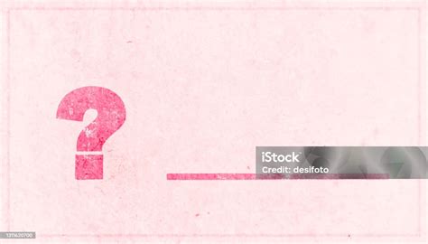 빨간색 색 물음표 표지판 또는 기호 다음에 빈 줄 또는 수평 풍화 된 파스텔 라이트 핑크 컬러 그런지 벽 질감 그런지 벡터 배경 에 대시 수채화에 대한 스톡 벡터 아트 및