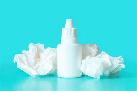 스프레이 및 비강 방울 개념 알레르기 감기 사용 된 물티슈의 배경에 독감 감기와 독감에 대한 스톡 사진 및 기타 이미지 감기와 독감 개념 건강관리와 의술 Istock