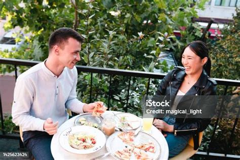 함께 먹는 친구들 카페에서 여자와 남자 말하고 웃고 그들의 시간을 즐기고 실제 사람들 모델과의 라이프 스타일 및 우정 개념 20 29세에 대한 스톡 사진 및 기타 이미지