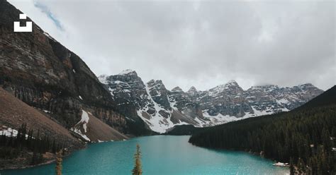 산과 나무로 둘러싸인 푸른 호수 사진 Unsplash의 무료 모레인 레이크 이미지