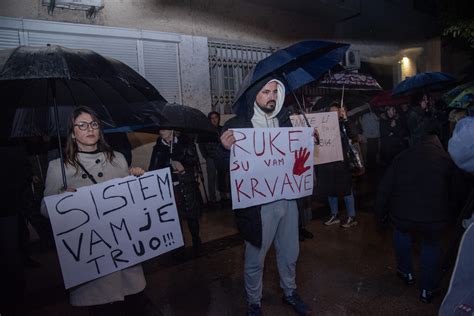 Протест пред Владата на Црна Гора граѓаните ја прашаа полицијата Каде бевте на 1 јануари