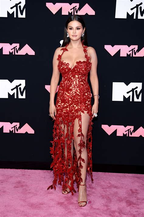 Hot! Selena Gomez aposta em look vermelho bombástico para o VMA 2023