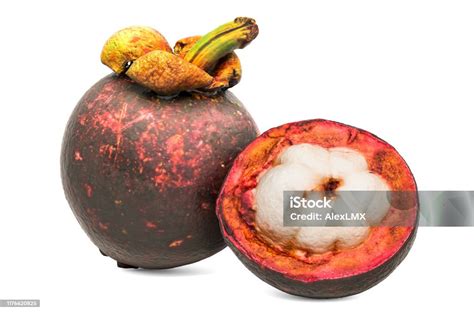 흰색 배경에 격리 된 사실적인 질감을 가진 망고스틴 과일과 단면 3d 렌더링 0명에 대한 스톡 사진 및 기타 이미지 0명 3차원 형태 건강한 생활방식 Istock
