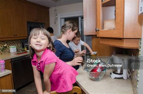 아버지가 요리하는 동안 혼합 인종 아이들이 커피를 준비하는 동안 2 3 살에 대한 스톡 사진 및 기타 이미지 2 3 살