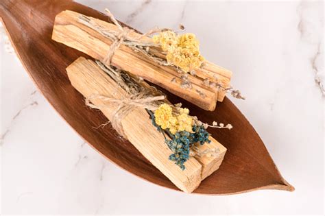 팔로 산토 는 흰색 대리석 테이블 배경에 말린 꽃다발을 붙입니다 명상과 영적 관행을위한 거룩한 나무 막대기로 평평한 평신도 구성 밀교 의식과 정신 건강 개념 0명에 대한