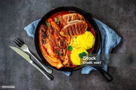 나파 양배추와 사프란 쌀을 주철 프라이팬에 곁들인 구운 오리 가금류에 대한 스톡 사진 및 기타 이미지 가금류 건강한 생활방식 고기 Istock